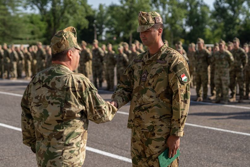 Június hónap ezredsorakozóján előléptetésre került sor…. | Szentesi Mozaik