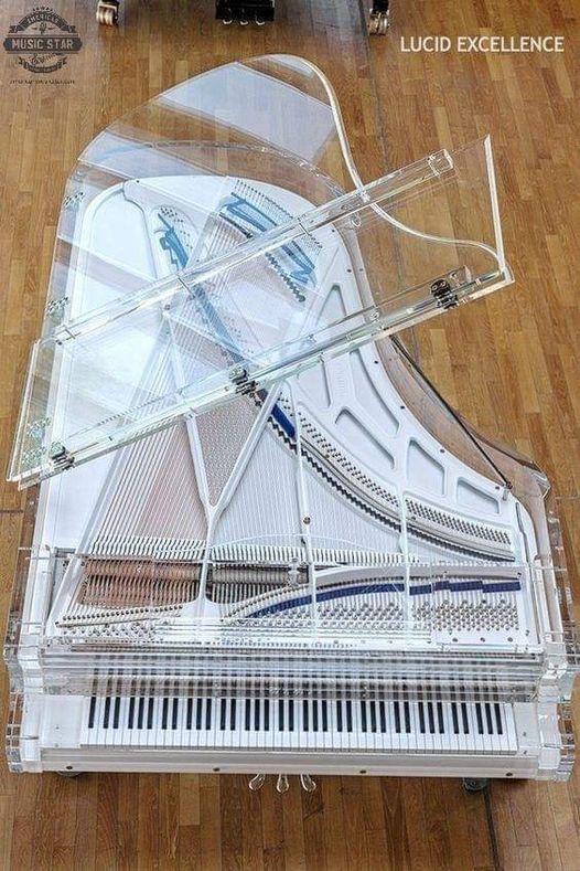 A transparent Piano. - Szentesi Mozaik