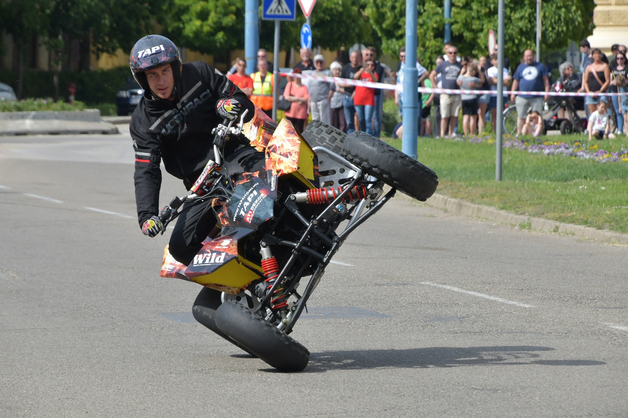 Tűz, füst és adrenalin – Tápai Tamás motoros kaszkadőr show-ja ...