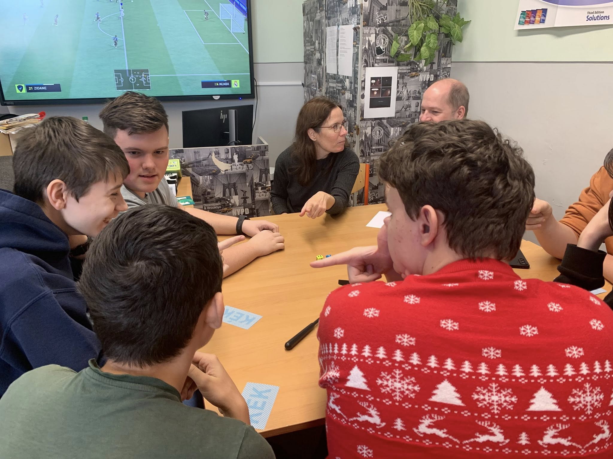 Az osztályok közös ünneplése a Pollákban: társasjáték, zsíroskenyér ...