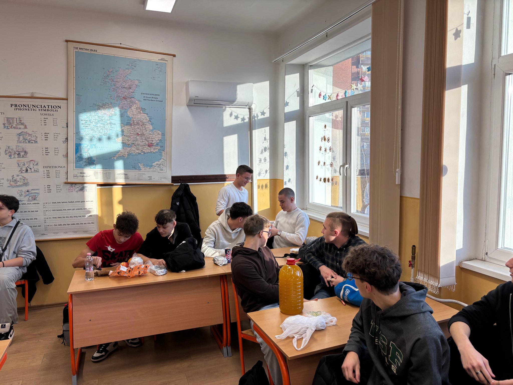 Az osztályok közös ünneplése a Pollákban: társasjáték, zsíroskenyér ...