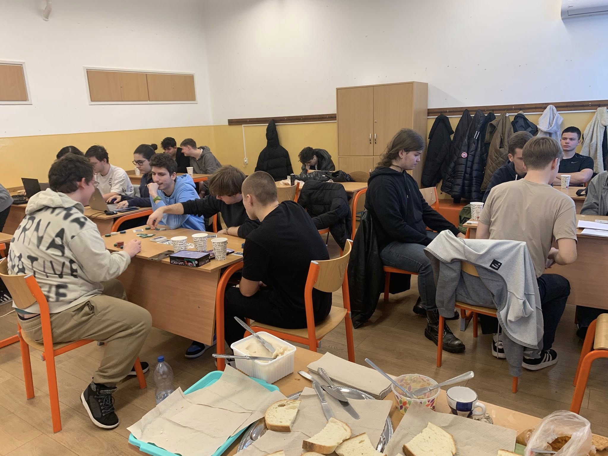 Az osztályok közös ünneplése a Pollákban: társasjáték, zsíroskenyér ...